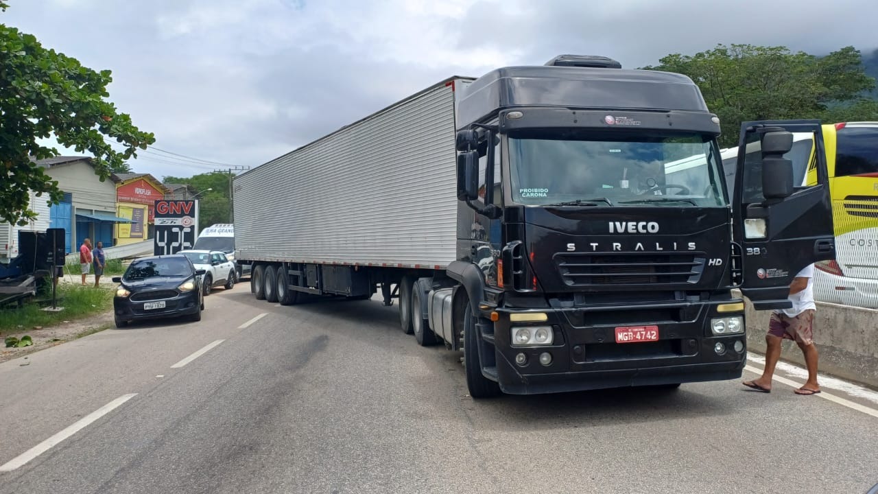 Caminhão Fica Atravessado Na Rio Santos E Interdita Via Rj Costa Verde